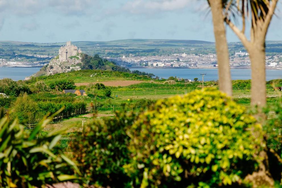 Cornwall with Caroline Quentin - Perfect Stays